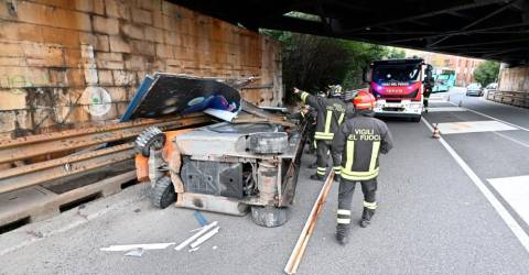 Viličar trčil v nadvoz in padel s tovornjaka