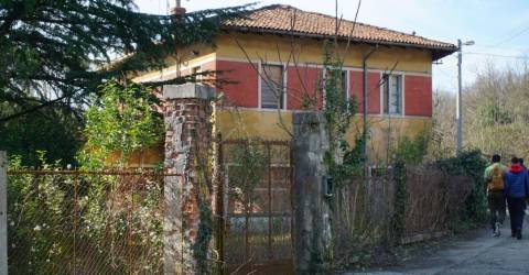 Zapuščeno stavbo ob pevmskem mostu bodo prodali na dražbi