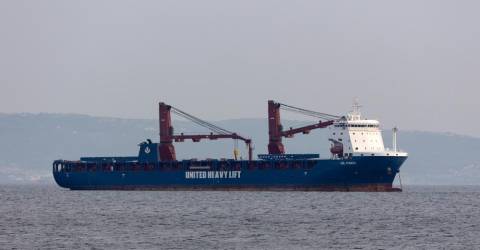 Ladja UHL Fusion ostaja v zalivu