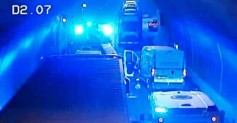 V trčenju v predoru Dekani umrla ena oseba