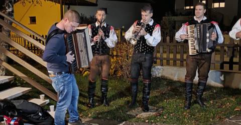 Avseniki navdušili sredi Sovodenj