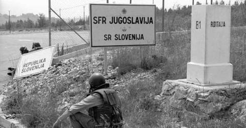 Davorin je poslikal vojno in smrt, nato si je zelo mirno prižgal cigareto