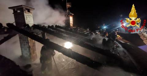 Zgorela lesena streha trinadstropne hiše