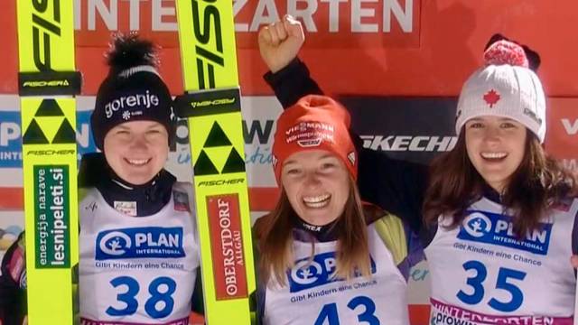 Ema Klinec in Domen Prevc na stopničkah