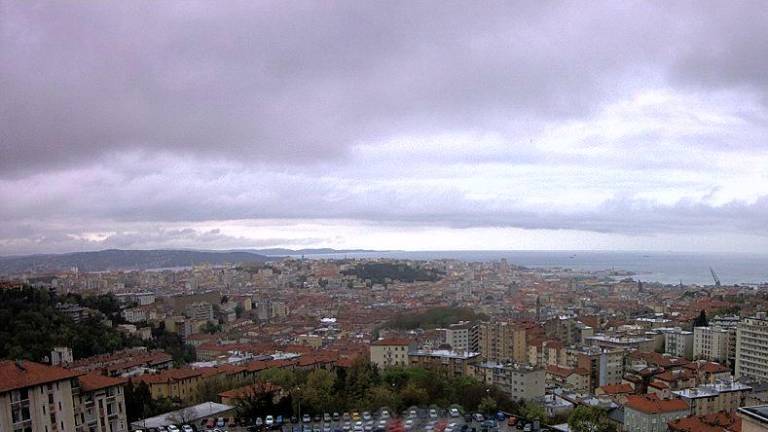 V višjih legah pol metra snega, v nižjih preko 200 litrov dežja